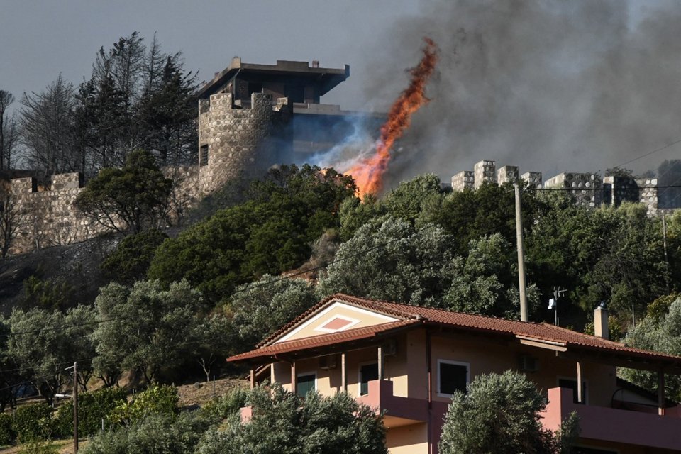 Live όλες οι εξελίξεις για τις φωτιές: Δύσκολη μάχη με τις φλόγες στην Αχαΐα -Μηνύματα από το ...